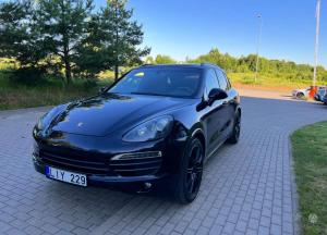 Black Porsche Cayenne 2012 in Vilnius, with an engine capacity of 4.81 L and mileage of 250 thousand km for 15400 €, photo 2 on AUTOMOTO.COM.LV