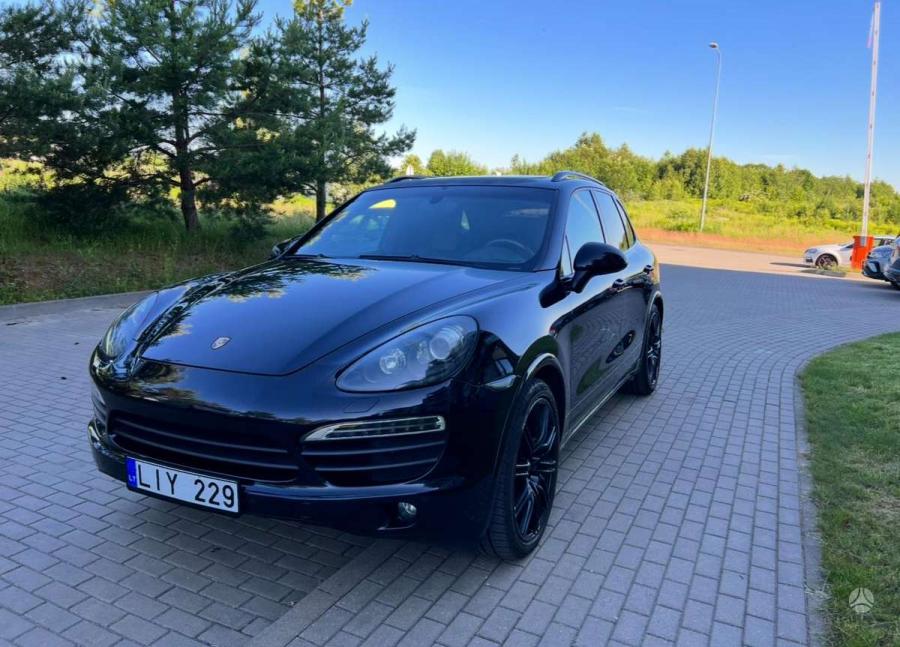 Black Porsche Cayenne 2012 in Vilnius, with an engine capacity of 4.81 L and mileage of 250 thousand km for 15400 €, photo 2 on AUTOMOTO.COM.LV