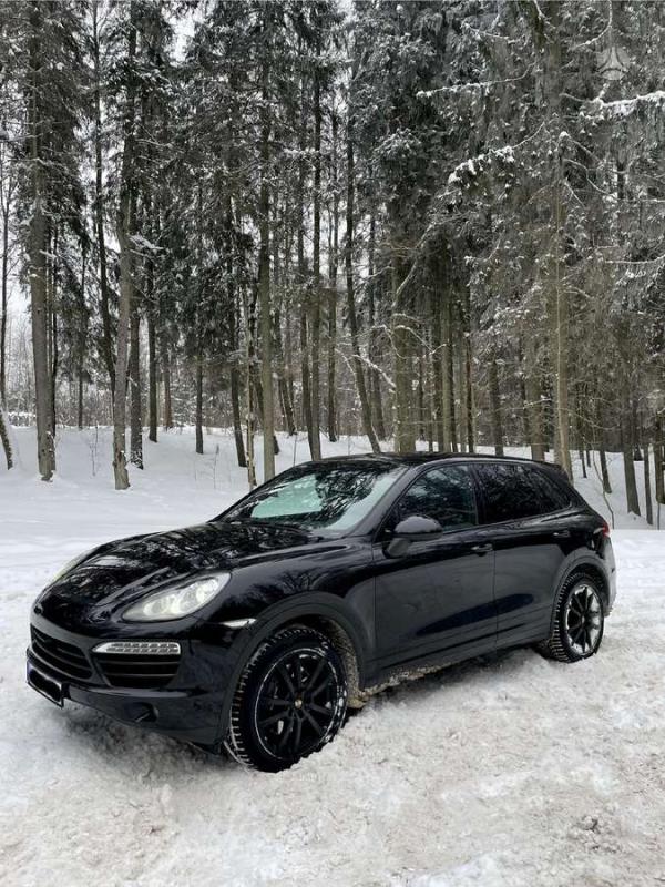 Melns Porsche Cayenne 2012 Telšiai, ar dzinēja tilpumu 2.97 L un nobraukumu 283 tūkst. km par 14500 €, foto 2 vietnē AUTOMOTO.COM.LV