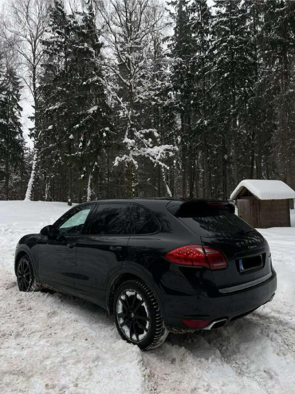 Melns Porsche Cayenne 2012 Telšiai, ar dzinēja tilpumu 2.97 L un nobraukumu 283 tūkst. km par 14500 €, foto 4 vietnē AUTOMOTO.COM.LV