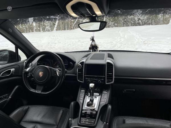 Melns Porsche Cayenne 2012 Telšiai, ar dzinēja tilpumu 2.97 L un nobraukumu 283 tūkst. km par 14500 €, foto 8 vietnē AUTOMOTO.COM.LV
