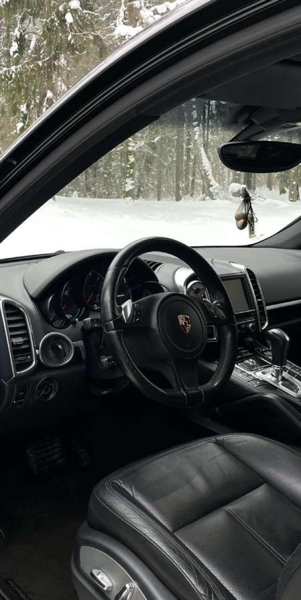 Melns Porsche Cayenne 2012 Telšiai, ar dzinēja tilpumu 2.97 L un nobraukumu 283 tūkst. km par 14500 €, foto 9 vietnē AUTOMOTO.COM.LV