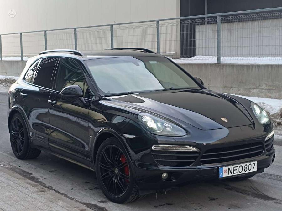 Black Porsche Cayenne 2012 in Vilnius, with an engine capacity of 4.81 L and mileage of 248 thousand km for 13500 €, photo 1 on AUTOMOTO.COM.LV