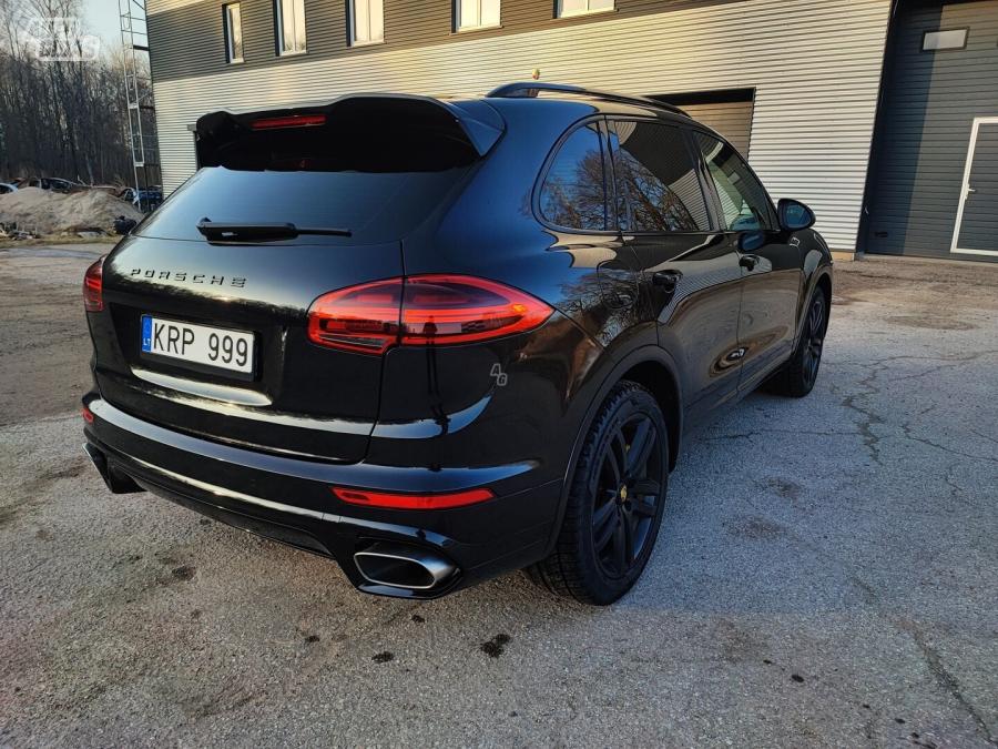 Black Porsche Cayenne 2012 in Klaipeda, with an engine capacity of 3.00 L and mileage of 294 thousand km for 14500 €, photo 1 on AUTOMOTO.COM.LV