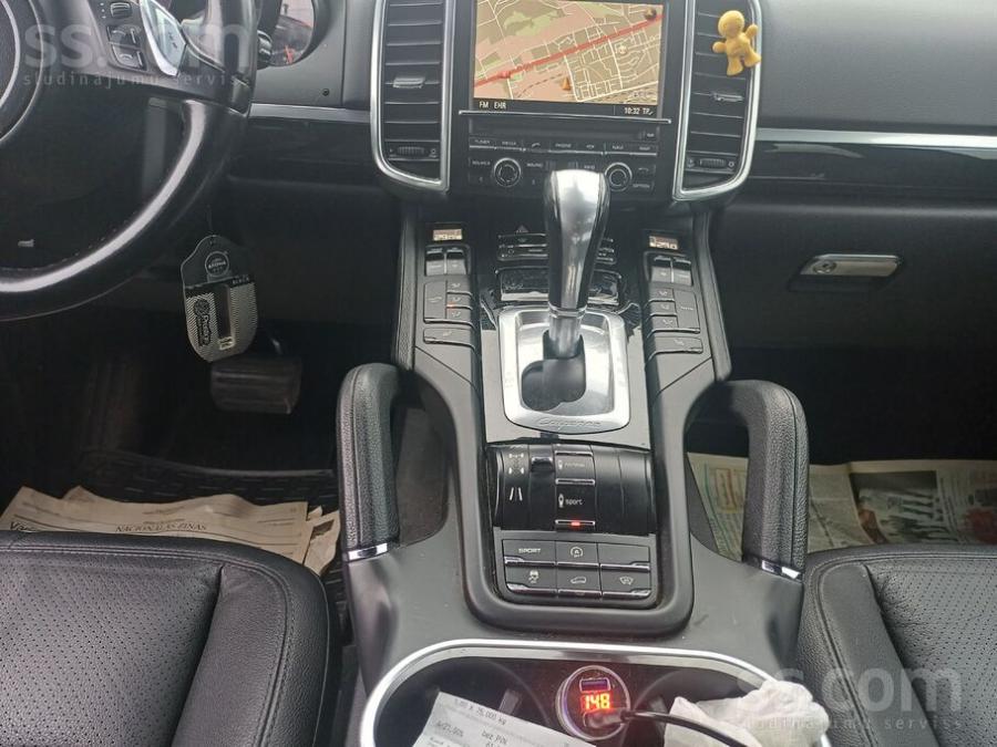 Melns Porsche Cayenne 2012 Rīga, ar dzinēja tilpumu 3.00 L un nobraukumu 279 tūkst. km par 16900 €, foto 30 vietnē AUTOMOTO.COM.LV