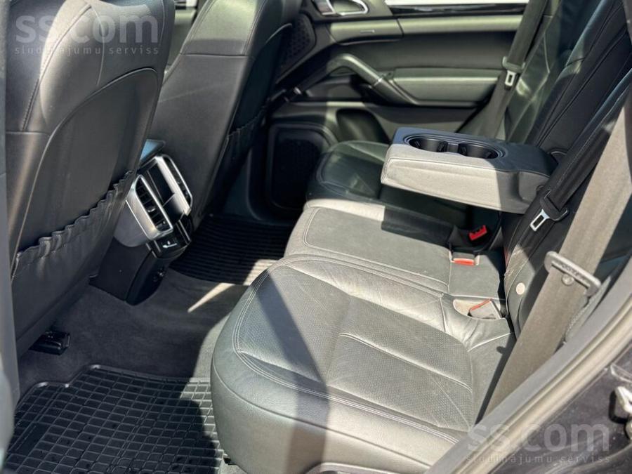 Melns Porsche Cayenne 2012 Rīga, ar dzinēja tilpumu 3.00 L un nobraukumu 363 tūkst. km par 15500 €, foto 9 vietnē AUTOMOTO.COM.LV