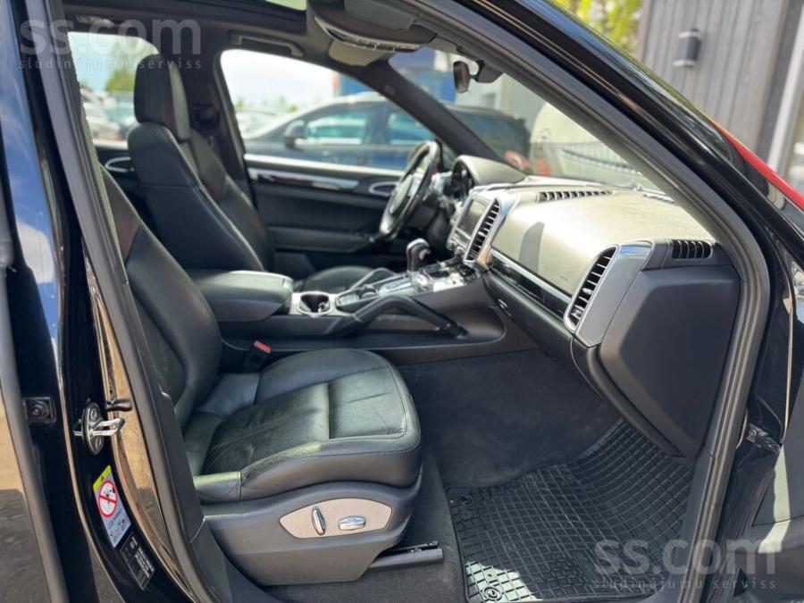 Melns Porsche Cayenne 2012 Rīga, ar dzinēja tilpumu 3.00 L un nobraukumu 363 tūkst. km par 15500 €, foto 16 vietnē AUTOMOTO.COM.LV