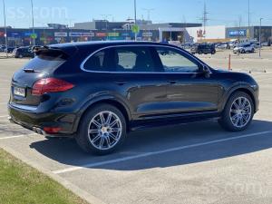 Black Porsche Cayenne 2012 in Riga, with an engine capacity of 3.00 L and mileage of 273 thousand km for 18200 €, photo 4 on AUTOMOTO.COM.LV