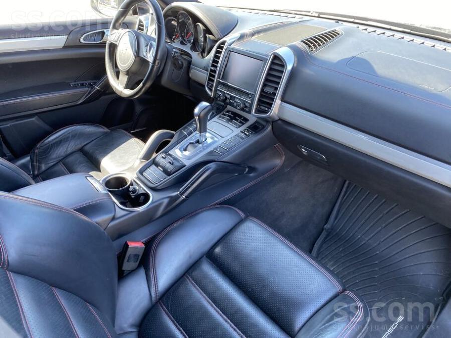 Black Porsche Cayenne 2012 in Riga, with an engine capacity of 3.00 L and mileage of 273 thousand km for 18200 €, photo 5 on AUTOMOTO.COM.LV
