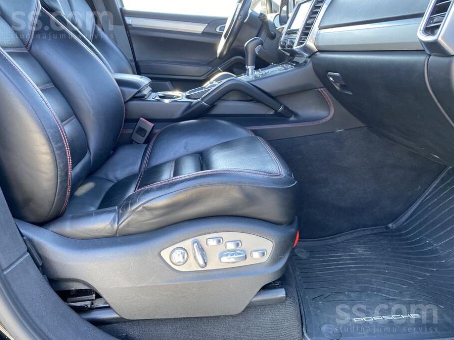 Black Porsche Cayenne 2012 in Riga, with an engine capacity of 3.00 L and mileage of 273 thousand km for 18200 €, photo 6 on AUTOMOTO.COM.LV