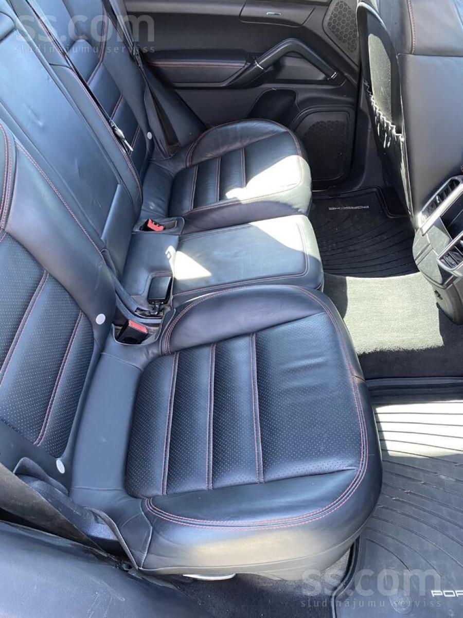 Black Porsche Cayenne 2012 in Riga, with an engine capacity of 3.00 L and mileage of 273 thousand km for 18200 €, photo 8 on AUTOMOTO.COM.LV