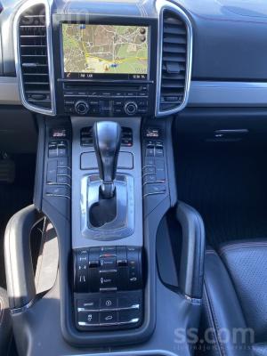 Black Porsche Cayenne 2012 in Riga, with an engine capacity of 3.00 L and mileage of 273 thousand km for 18200 €, photo 11 on AUTOMOTO.COM.LV