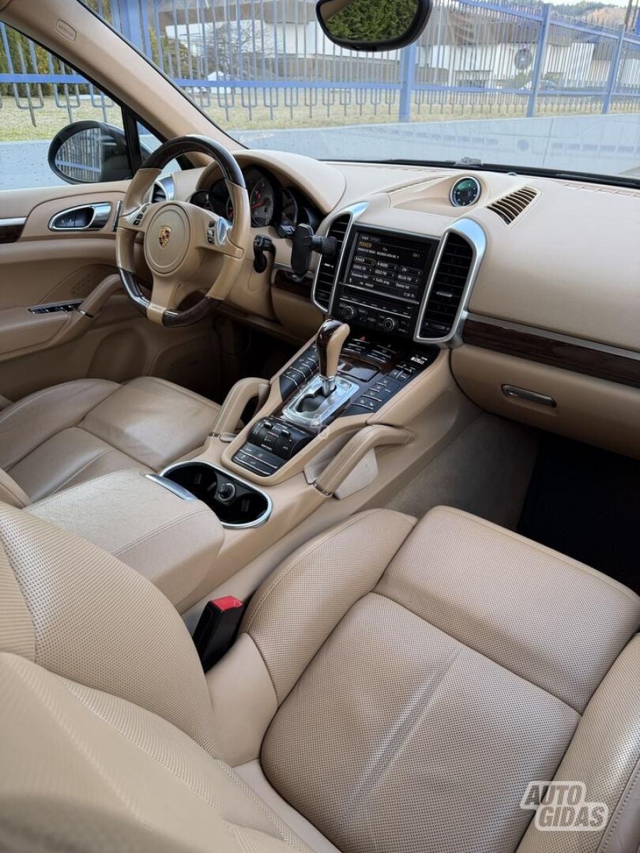 Black Porsche Cayenne 2012 in Vilnius, with an engine capacity of 4.80 L and mileage of 181 thousand km for 15000 €, photo 9 on AUTOMOTO.COM.LV