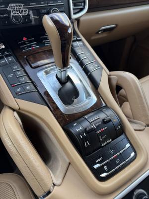 Black Porsche Cayenne 2012 in Vilnius, with an engine capacity of 4.80 L and mileage of 181 thousand km for 15000 €, photo 14 on AUTOMOTO.COM.LV