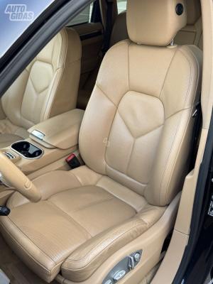 Black Porsche Cayenne 2012 in Vilnius, with an engine capacity of 4.80 L and mileage of 181 thousand km for 15000 €, photo 21 on AUTOMOTO.COM.LV