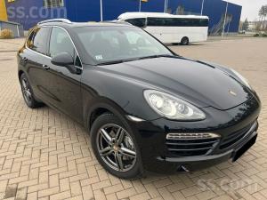 Black Porsche Cayenne 2012 in Riga, with an engine capacity of 3.00 L and mileage of 335 thousand km for 14000 €, photo 3 on AUTOMOTO.COM.LV