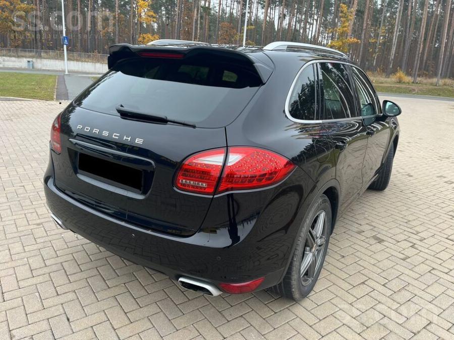 Black Porsche Cayenne 2012 in Riga, with an engine capacity of 3.00 L and mileage of 335 thousand km for 14000 €, photo 5 on AUTOMOTO.COM.LV