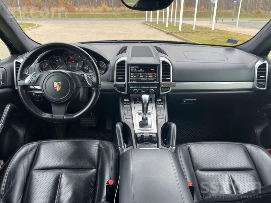 Black Porsche Cayenne 2012 in Riga, with an engine capacity of 3.00 L and mileage of 335 thousand km for 14000 €, photo 6 on AUTOMOTO.COM.LV