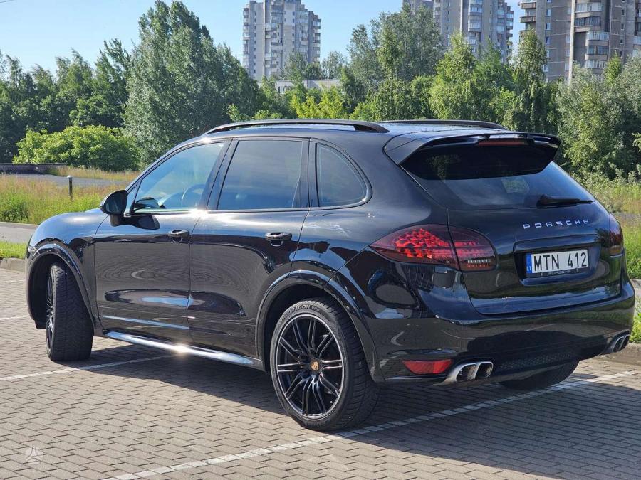Black Porsche Cayenne 2012 in Vilnius, with an engine capacity of 2.97 L and mileage of 282 thousand km for 16500 €, photo 3 on AUTOMOTO.COM.LV