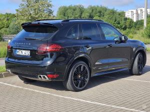 Black Porsche Cayenne 2012 in Vilnius, with an engine capacity of 2.97 L and mileage of 282 thousand km for 16500 €, photo 5 on AUTOMOTO.COM.LV