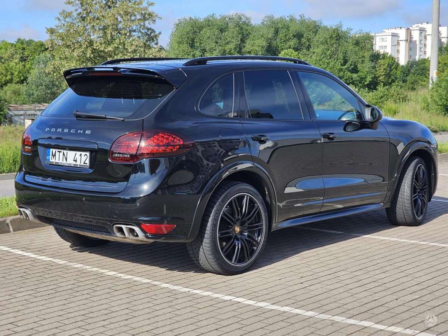 Black Porsche Cayenne 2012 in Vilnius, with an engine capacity of 2.97 L and mileage of 282 thousand km for 16500 €, photo 5 on AUTOMOTO.COM.LV
