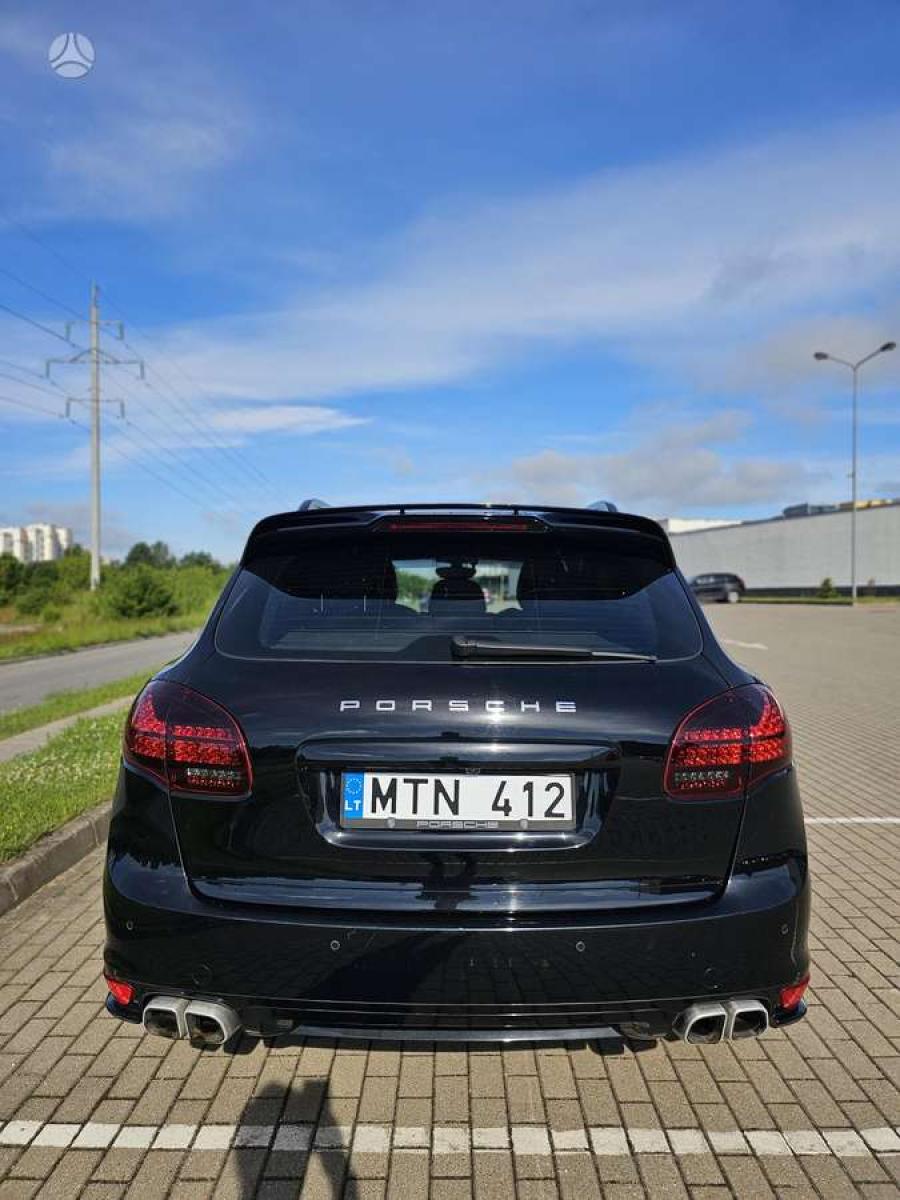 Black Porsche Cayenne 2012 in Vilnius, with an engine capacity of 2.97 L and mileage of 282 thousand km for 16500 €, photo 8 on AUTOMOTO.COM.LV