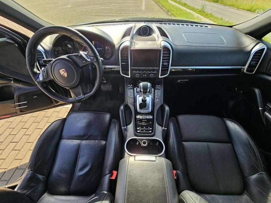 Black Porsche Cayenne 2012 in Vilnius, with an engine capacity of 2.97 L and mileage of 282 thousand km for 16500 €, photo 9 on AUTOMOTO.COM.LV