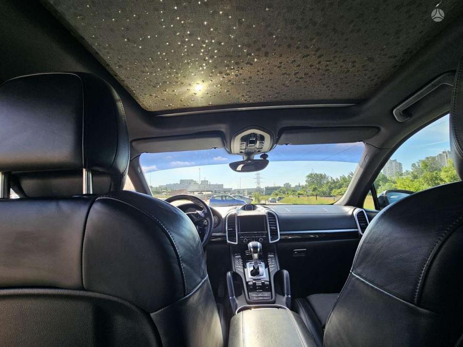 Black Porsche Cayenne 2012 in Vilnius, with an engine capacity of 2.97 L and mileage of 282 thousand km for 16500 €, photo 10 on AUTOMOTO.COM.LV