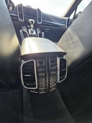 Black Porsche Cayenne 2012 in Vilnius, with an engine capacity of 2.97 L and mileage of 282 thousand km for 16500 €, photo 11 on AUTOMOTO.COM.LV