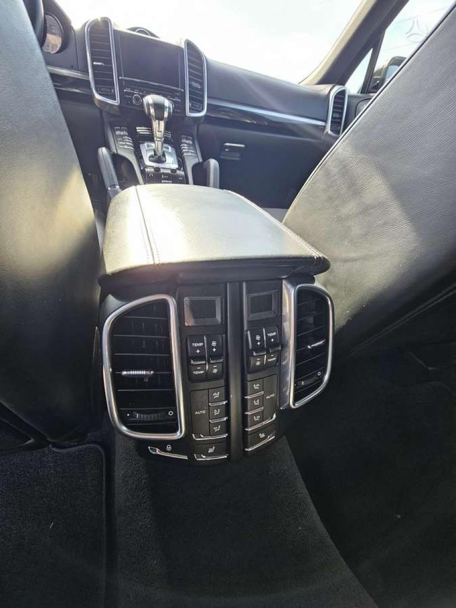 Black Porsche Cayenne 2012 in Vilnius, with an engine capacity of 2.97 L and mileage of 282 thousand km for 16500 €, photo 11 on AUTOMOTO.COM.LV