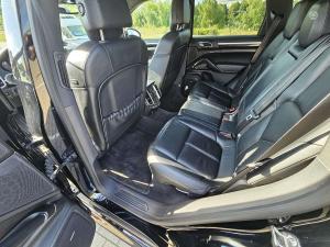Black Porsche Cayenne 2012 in Vilnius, with an engine capacity of 2.97 L and mileage of 282 thousand km for 16500 €, photo 12 on AUTOMOTO.COM.LV