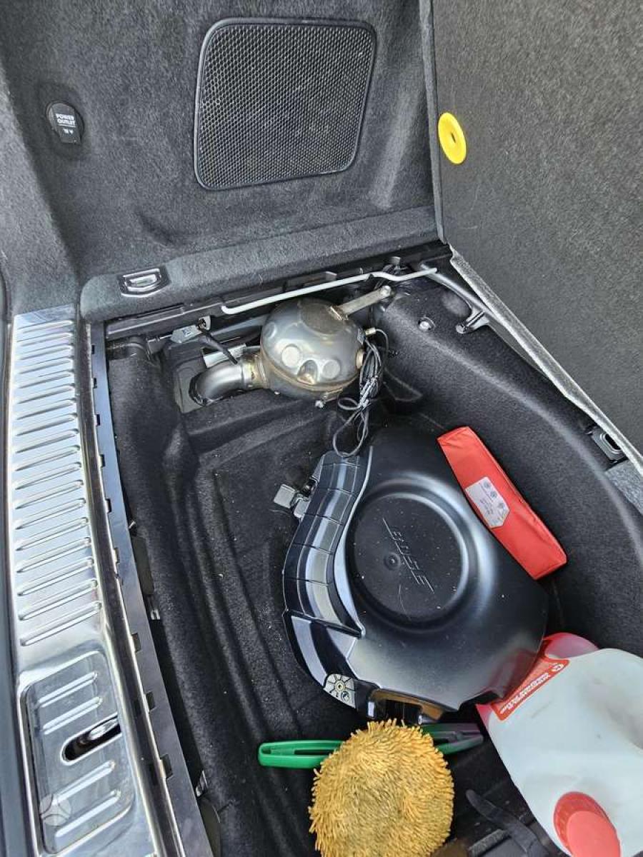 Black Porsche Cayenne 2012 in Vilnius, with an engine capacity of 2.97 L and mileage of 282 thousand km for 16500 €, photo 14 on AUTOMOTO.COM.LV