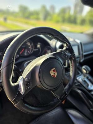 Black Porsche Cayenne 2012 in Vilnius, with an engine capacity of 2.97 L and mileage of 282 thousand km for 16500 €, photo 17 on AUTOMOTO.COM.LV