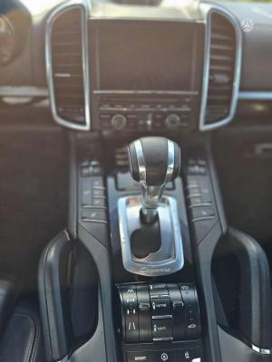 Black Porsche Cayenne 2012 in Vilnius, with an engine capacity of 2.97 L and mileage of 282 thousand km for 16500 €, photo 18 on AUTOMOTO.COM.LV