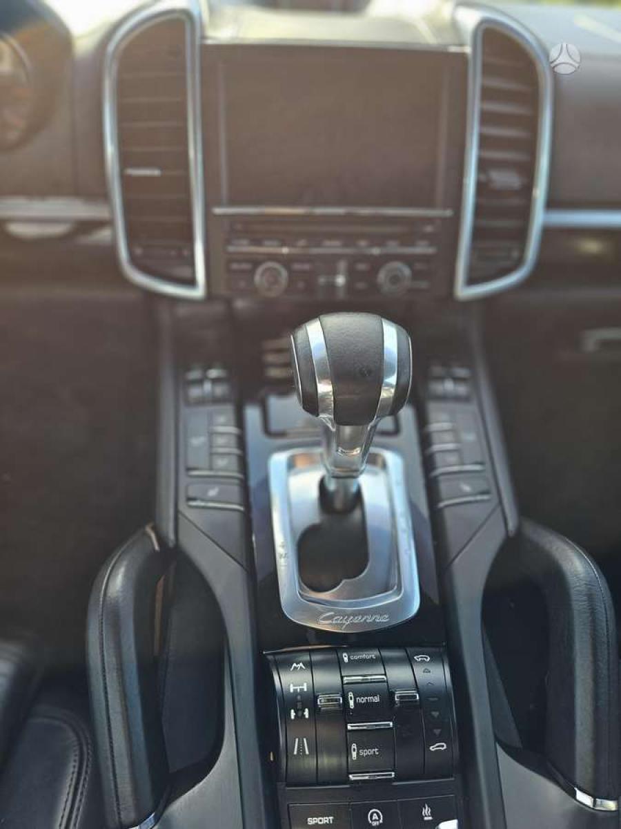 Black Porsche Cayenne 2012 in Vilnius, with an engine capacity of 2.97 L and mileage of 282 thousand km for 16500 €, photo 18 on AUTOMOTO.COM.LV