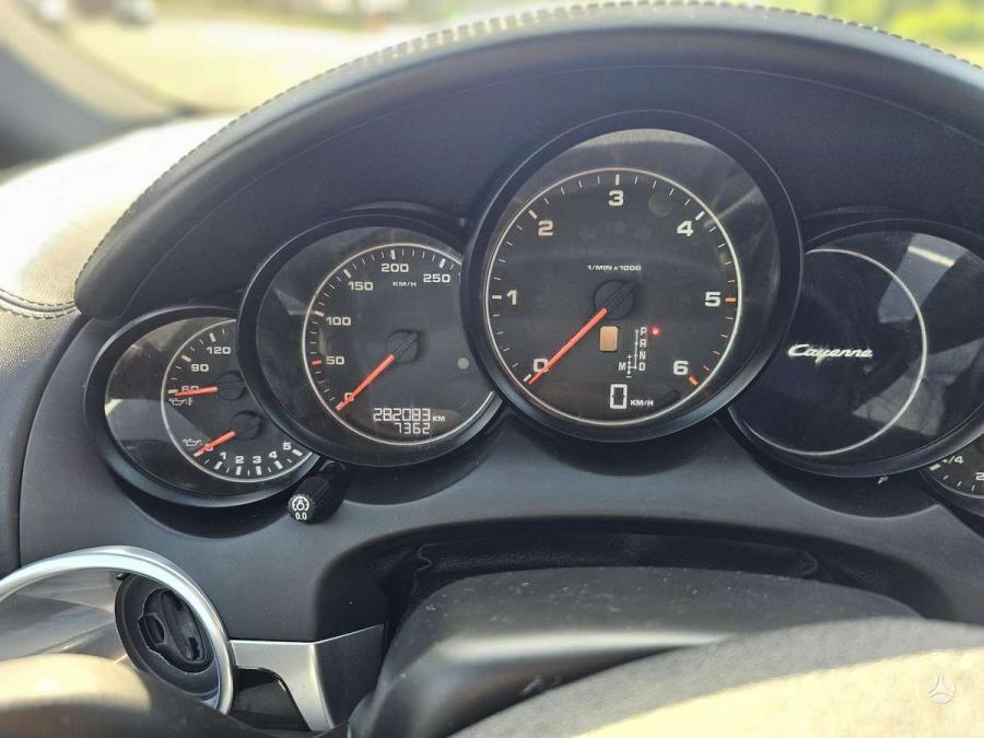 Black Porsche Cayenne 2012 in Vilnius, with an engine capacity of 2.97 L and mileage of 282 thousand km for 16500 €, photo 19 on AUTOMOTO.COM.LV
