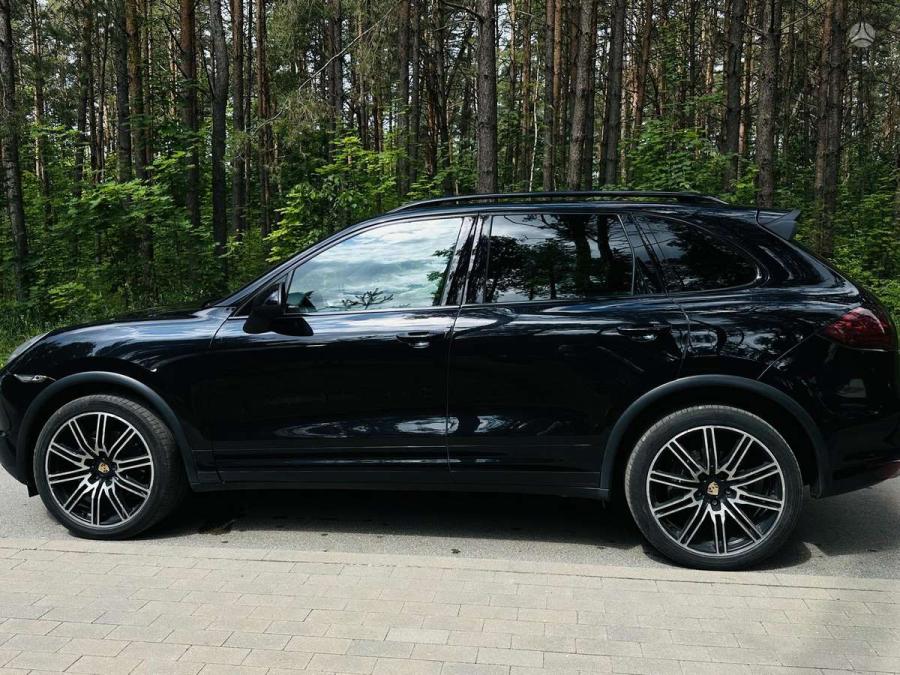 Melns Porsche Cayenne 2012 Viļņa, ar dzinēja tilpumu 3.00 L un nobraukumu 277 tūkst. km par 15700 €, foto 4 vietnē AUTOMOTO.COM.LV