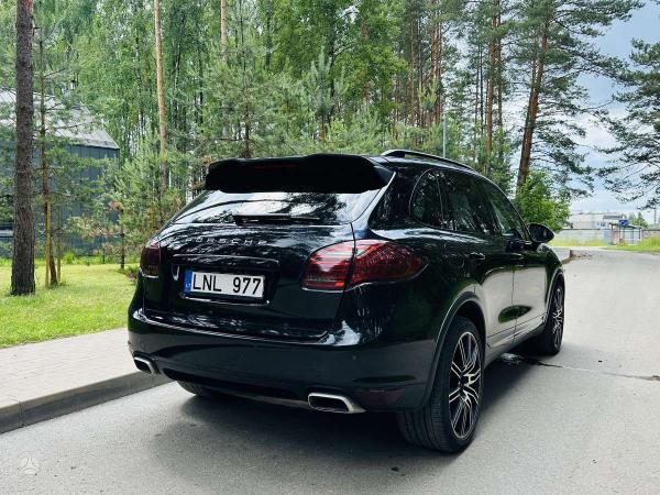 Melns Porsche Cayenne 2012 Viļņa, ar dzinēja tilpumu 3.00 L un nobraukumu 277 tūkst. km par 15700 €, foto 4 vietnē AUTOMOTO.COM.LV