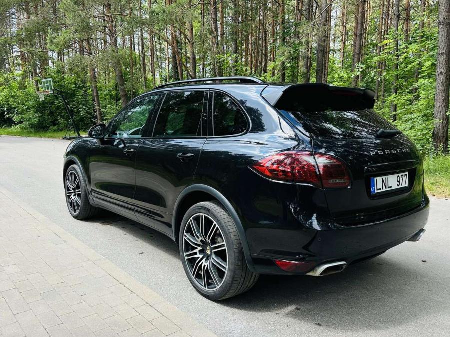 Melns Porsche Cayenne 2012 Viļņa, ar dzinēja tilpumu 3.00 L un nobraukumu 277 tūkst. km par 15700 €, foto 6 vietnē AUTOMOTO.COM.LV