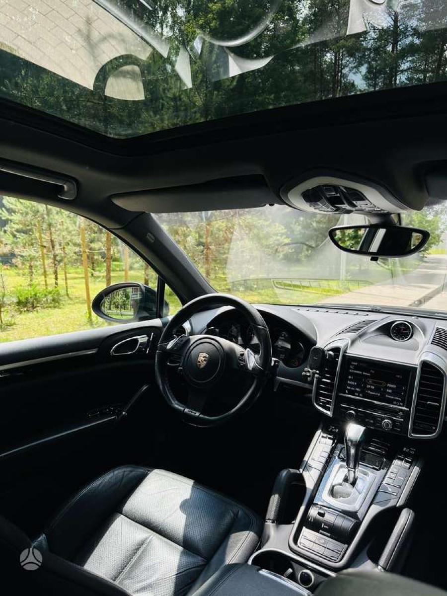 Melns Porsche Cayenne 2012 Viļņa, ar dzinēja tilpumu 3.00 L un nobraukumu 277 tūkst. km par 15700 €, foto 10 vietnē AUTOMOTO.COM.LV