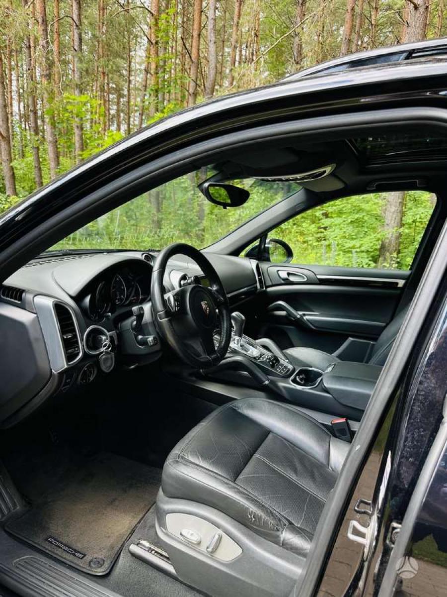 Melns Porsche Cayenne 2012 Viļņa, ar dzinēja tilpumu 3.00 L un nobraukumu 277 tūkst. km par 15700 €, foto 11 vietnē AUTOMOTO.COM.LV