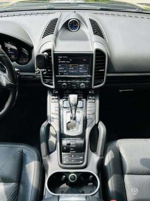 Melns Porsche Cayenne 2012 Viļņa, ar dzinēja tilpumu 3.00 L un nobraukumu 277 tūkst. km par 15700 €, foto 13 vietnē AUTOMOTO.COM.LV