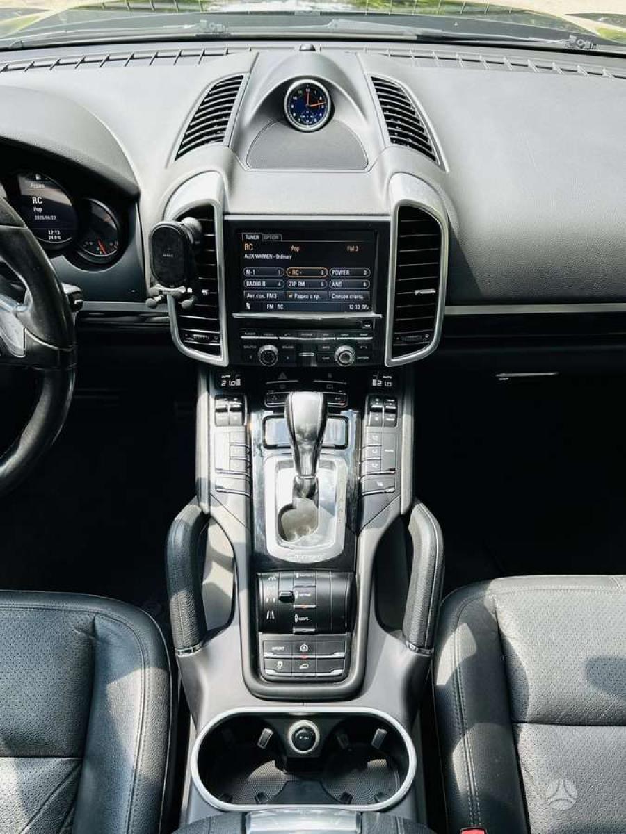 Melns Porsche Cayenne 2012 Viļņa, ar dzinēja tilpumu 3.00 L un nobraukumu 277 tūkst. km par 15700 €, foto 13 vietnē AUTOMOTO.COM.LV