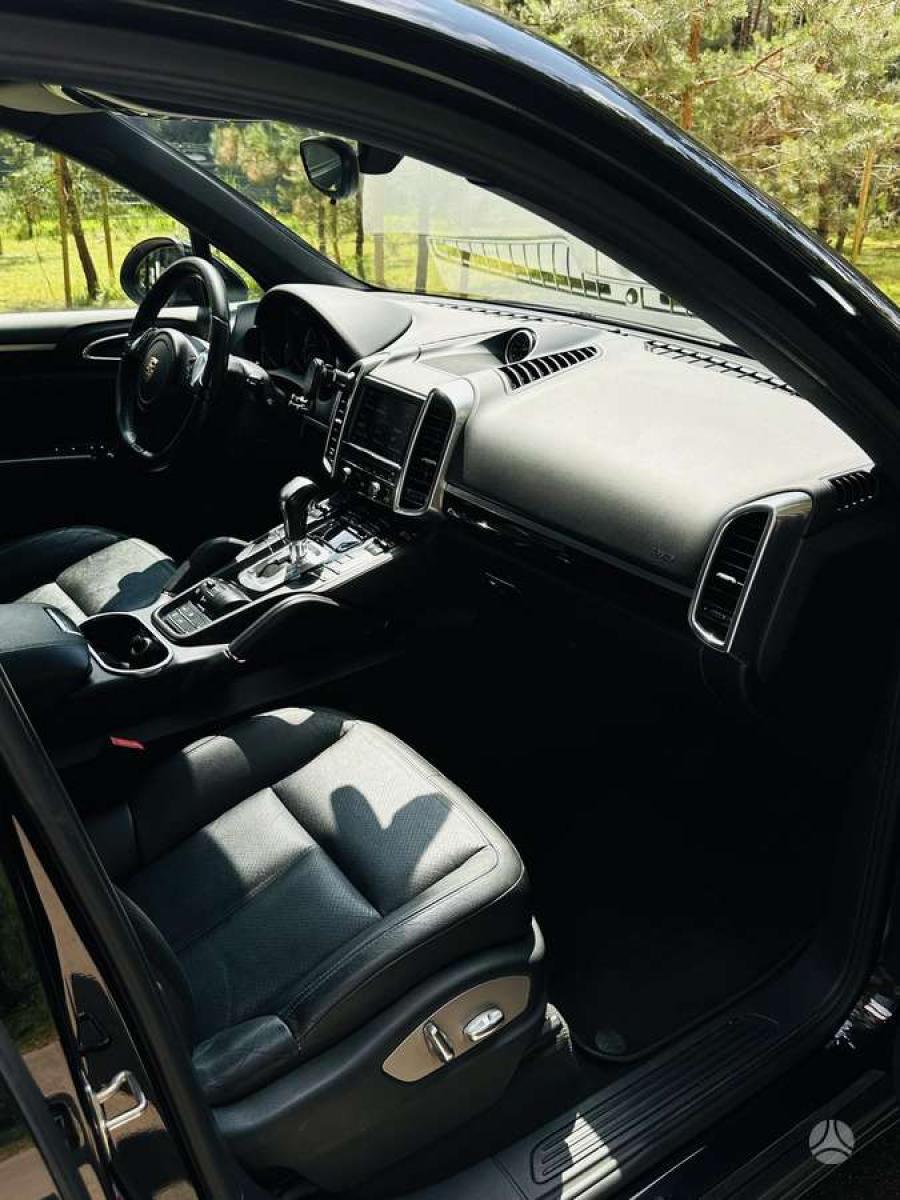 Melns Porsche Cayenne 2012 Viļņa, ar dzinēja tilpumu 3.00 L un nobraukumu 277 tūkst. km par 15700 €, foto 14 vietnē AUTOMOTO.COM.LV