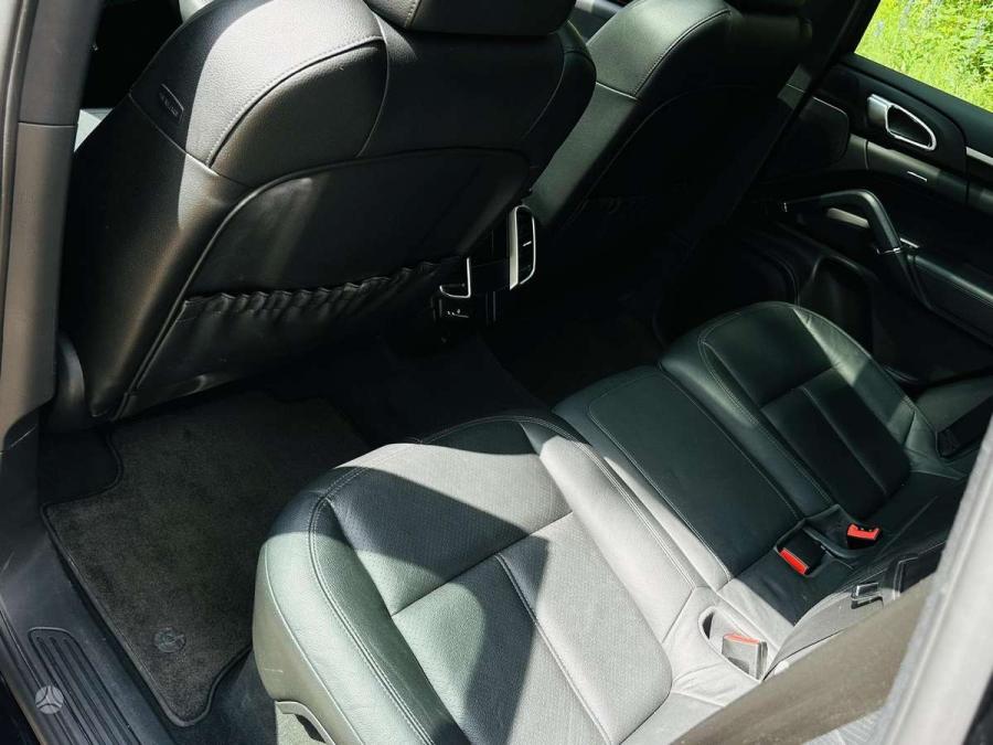 Melns Porsche Cayenne 2012 Viļņa, ar dzinēja tilpumu 3.00 L un nobraukumu 277 tūkst. km par 15700 €, foto 16 vietnē AUTOMOTO.COM.LV