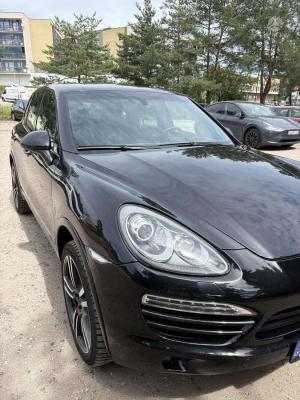 Melns Porsche Cayenne 2012 Viļņa, ar dzinēja tilpumu 2.97 L un nobraukumu 325 tūkst. km par 14950 €, foto  vietnē AUTOMOTO.COM.LV