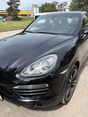 Black Porsche Cayenne 2012 in Vilnius, with an engine capacity of 2.97 L and mileage of 325 thousand km for 14950 €, photo 3 on AUTOMOTO.COM.LV