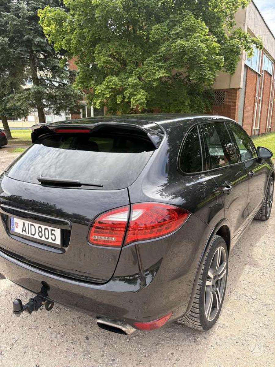 Black Porsche Cayenne 2012 in Vilnius, with an engine capacity of 2.97 L and mileage of 325 thousand km for 14950 €, photo 5 on AUTOMOTO.COM.LV
