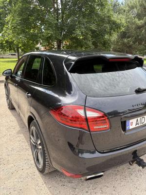 Black Porsche Cayenne 2012 in Vilnius, with an engine capacity of 2.97 L and mileage of 325 thousand km for 14950 €, photo 6 on AUTOMOTO.COM.LV
