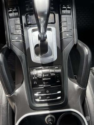 Black Porsche Cayenne 2012 in Vilnius, with an engine capacity of 2.97 L and mileage of 325 thousand km for 14950 €, photo 10 on AUTOMOTO.COM.LV